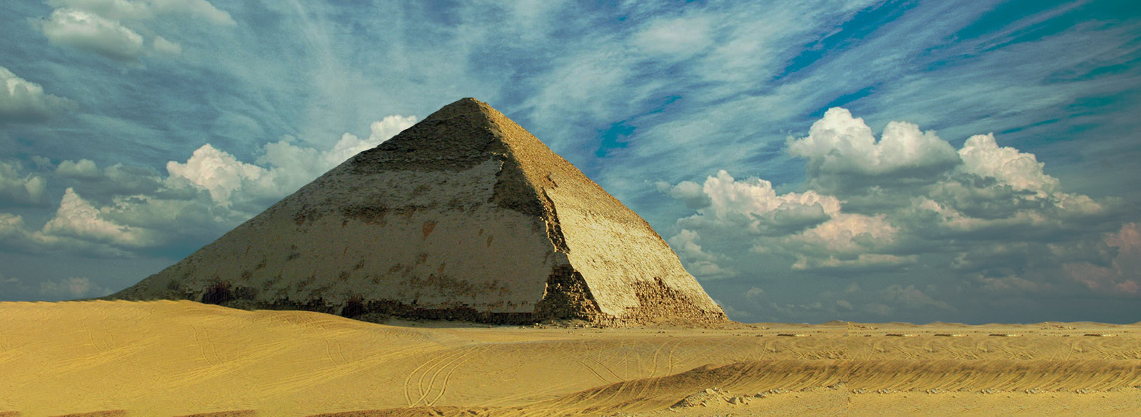 pirámide de Dahshur en un día